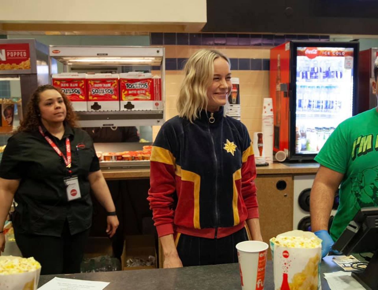 Kapitan Marvel – Brie Larson sprzedaje popcorn w kinie. Finałowa walka ...