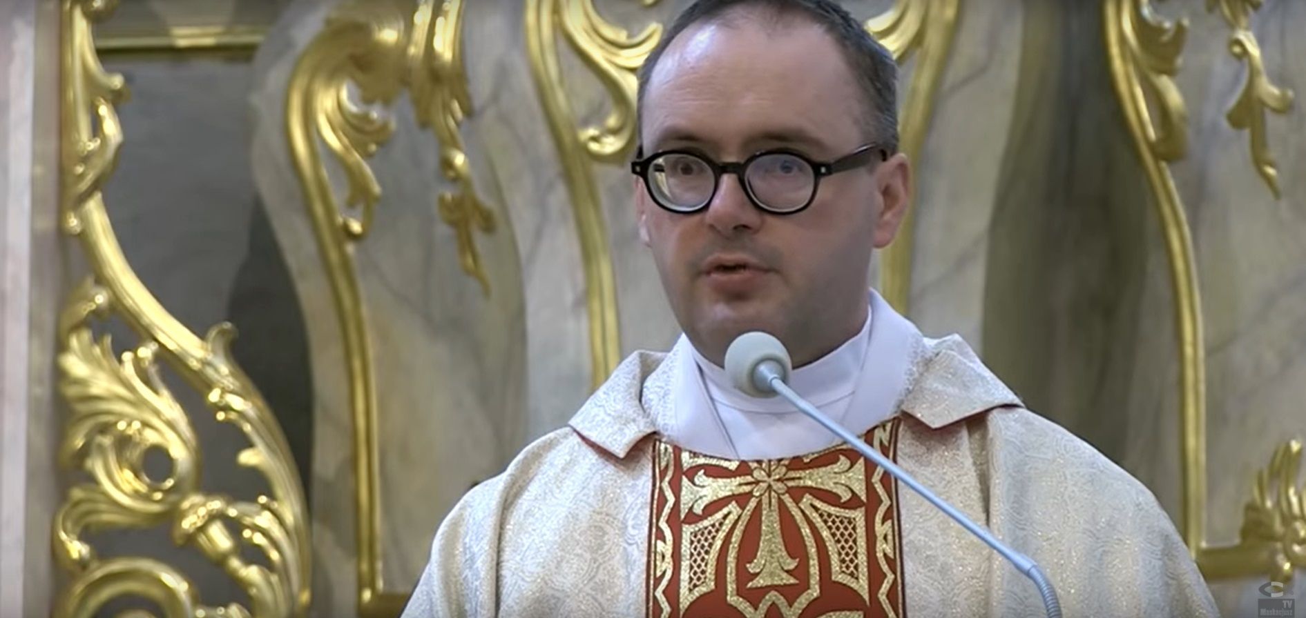 Dawid Ogrodnik jako ksiądz Jan Kaczkowski. Pierwsze zdjęcia