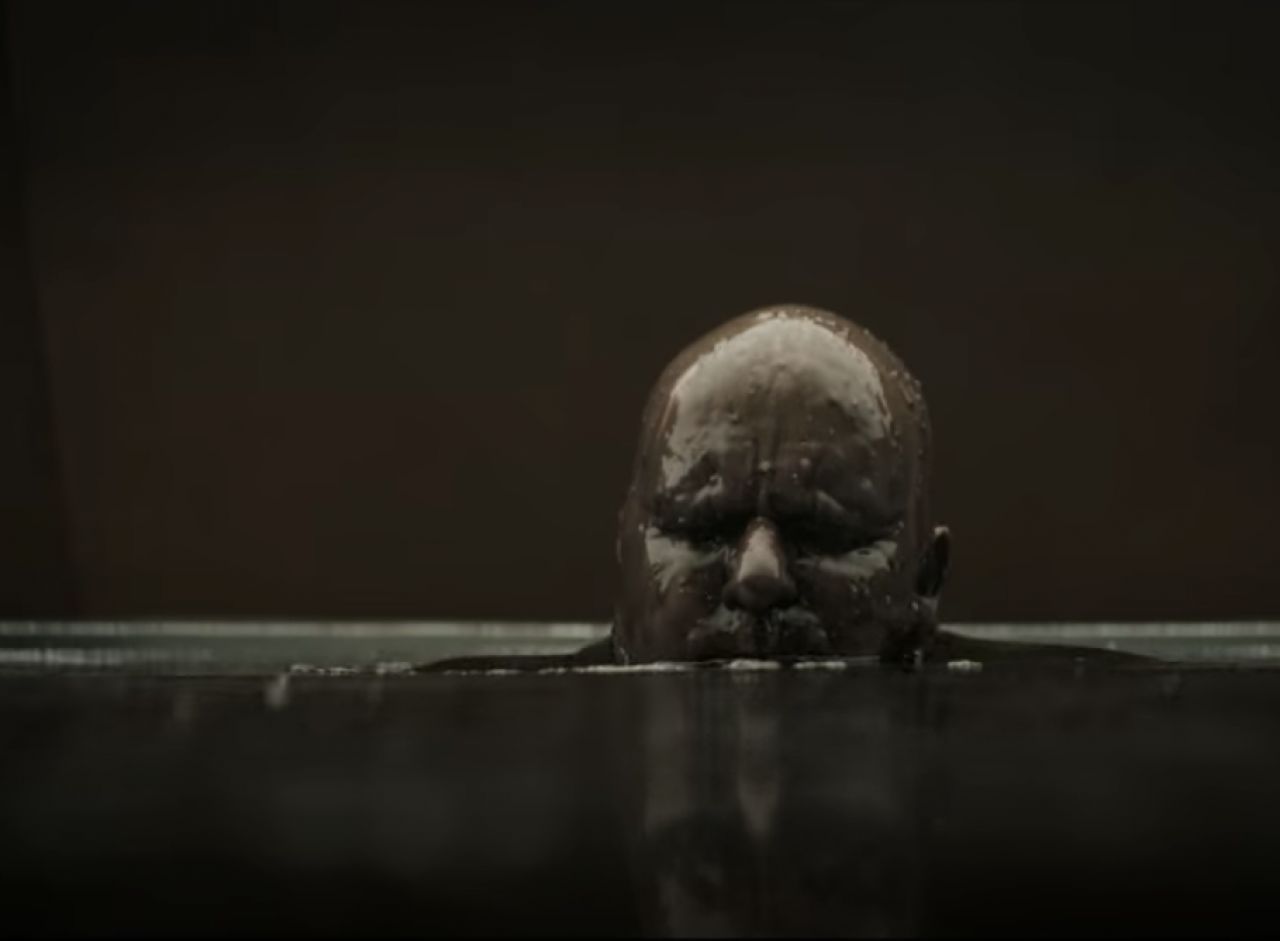 Diuna - tak wygląda baron Vladimir Harkonnen. Zdjęcie postaci z filmu