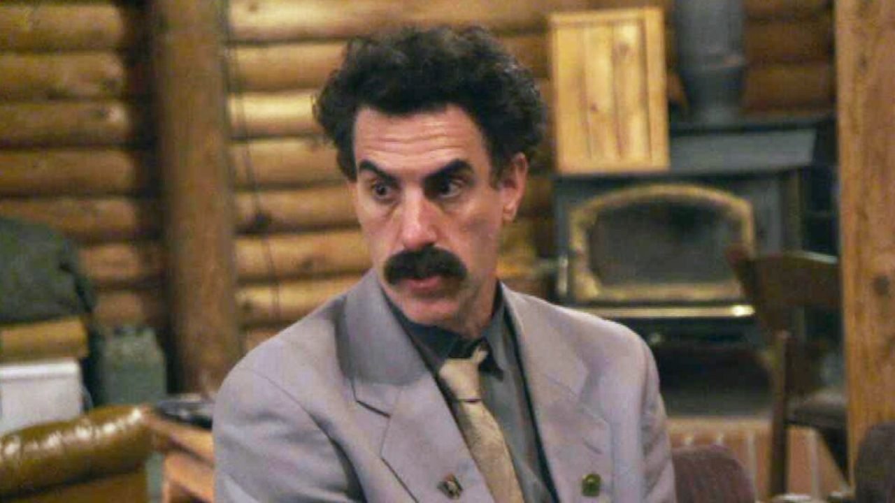 Borat 2 - reporter stosuje własne protokoły bezpieczeństwa w programie ...