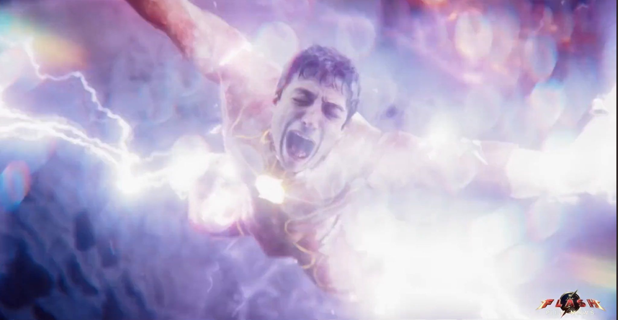 Flash – plakaty postaci. Supergirl, Batman i Scarlet Speedster na zdjęciach