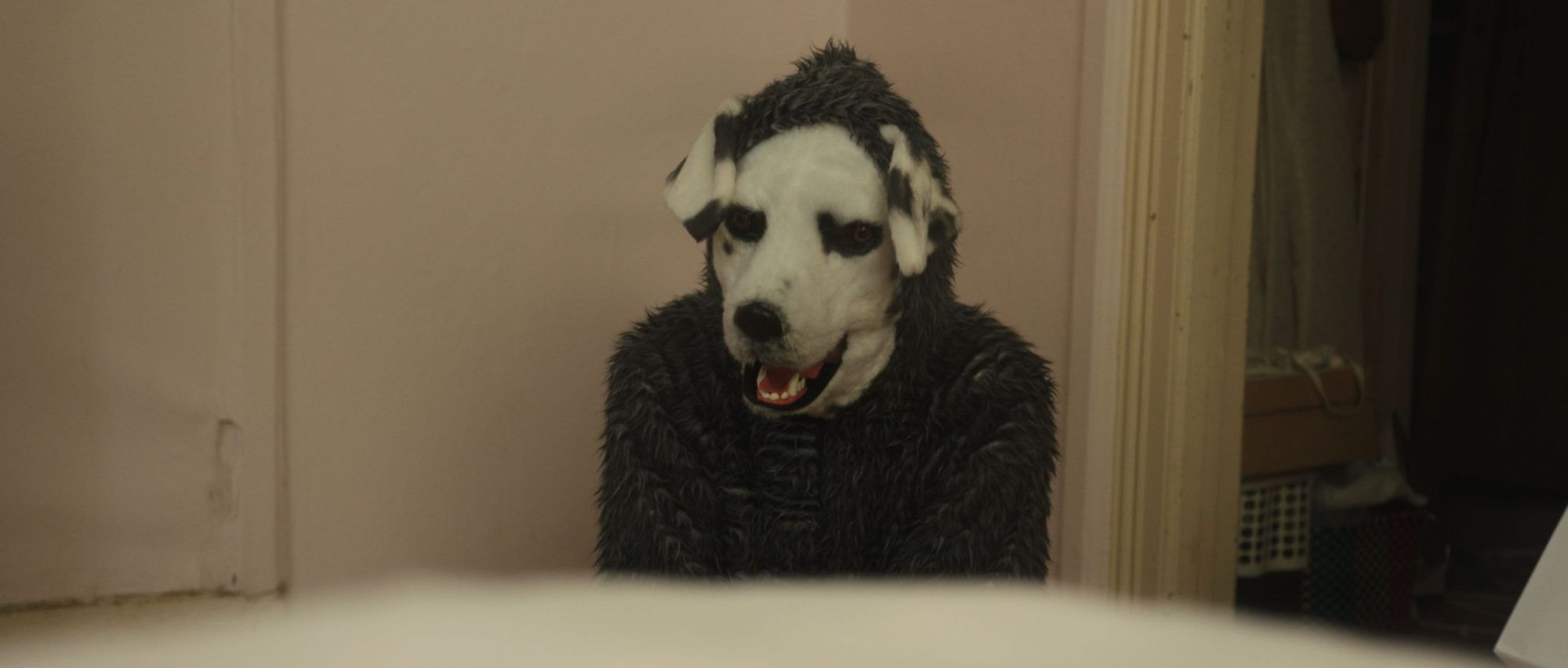 Good Boy - zwiastun thrillera o mężczyźnie, który myśli, że jest psem