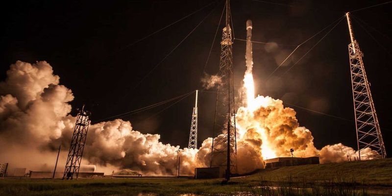 Falcon 9 od SpaceX tak ciężkiego ładunku na orbitę jeszcze nie wynosił. 56 nowych Starlinków na ...