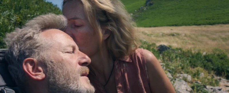 Zwiastun filmu The Salt Path. Jason Isaacs i Gillian Anderson podróżują ...