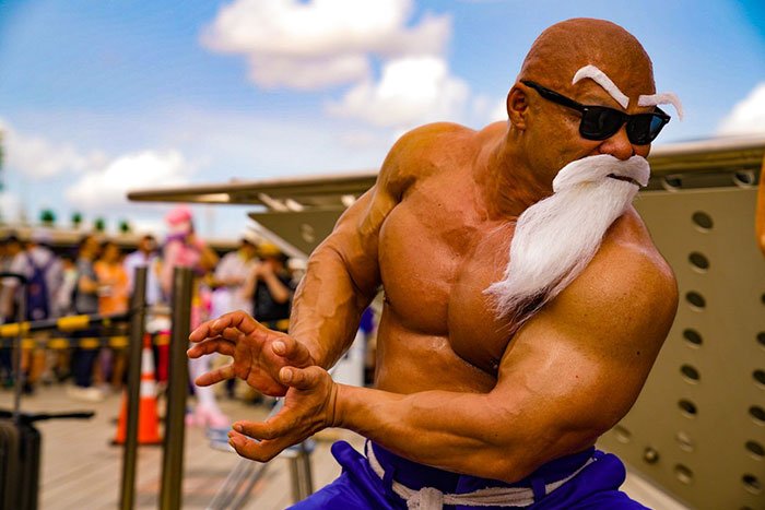 Mistrz Roshi z Dragon Ball pręży muskuły. Zobacz świetny cosplay