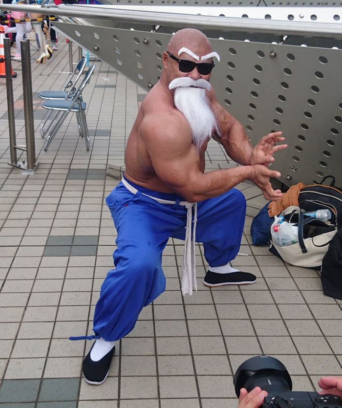 Mistrz Roshi z Dragon Ball pręży muskuły. Zobacz świetny cosplay
