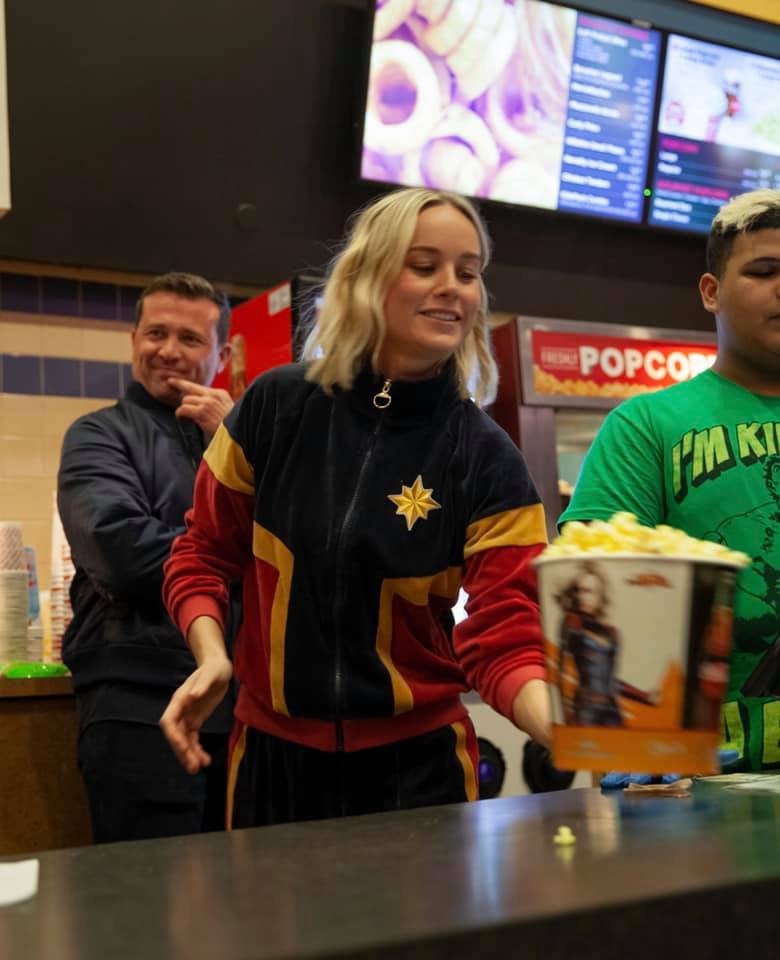 Kapitan Marvel – Brie Larson sprzedaje popcorn w kinie. Finałowa walka ...