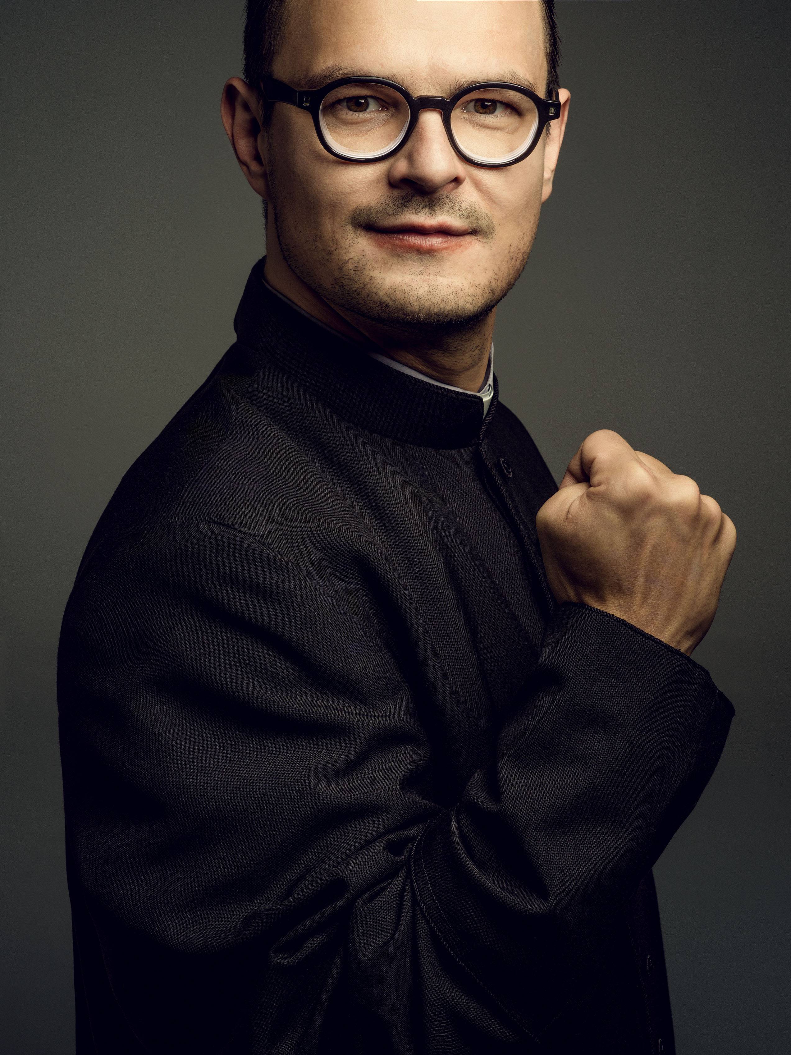 Dawid Ogrodnik jako ksiądz Jan Kaczkowski. Pierwsze zdjęcia